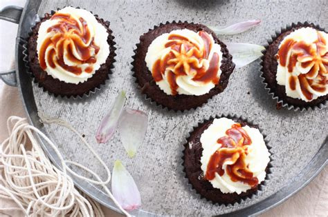 Banánovo čokoládové muffiny s krémem z mascarpone a karamelovou omáčkou