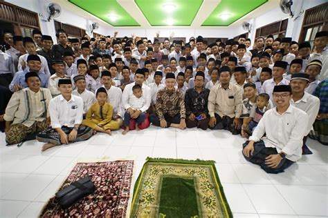 Ganjar Pranowo Sowan Ke Ponpes Keluarga Mbah Moen Di Cirebon