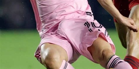 Fotos do Jogador Lionel Messi a rola grande marcando no calção