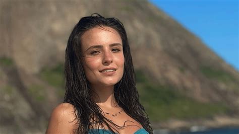 Larissa Manoela posa de fio dental em cenário paradisíaco e faz pedido