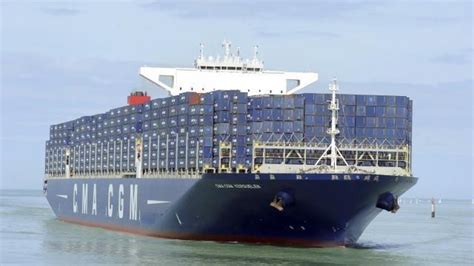 Porte conteneurs Le Bougainville le géant des mers baptisé au Havre