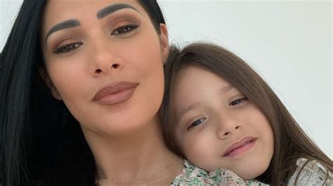 Foto Filha de Simaria Giovanna dá opinião sobre aparência da mãe em