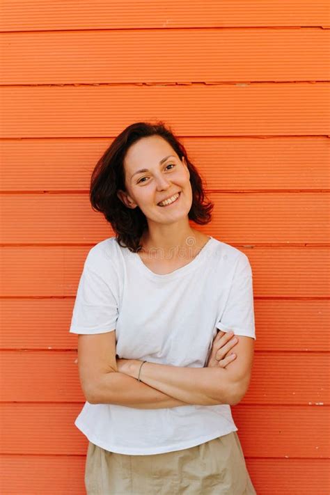 Retrato De La Mujer Morena De Mediana Edad Que Sonr E Con La Expresi N