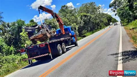 Carro sai da pista capota e motorista morre preso às ferragens