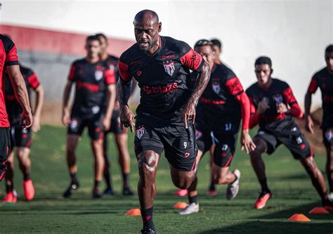 Vagner Love destaca felicidade em voltar a marcar pelo Atlético GO e