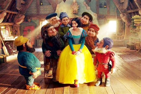 Branca de Neve Rachel Zegler cercada por anões em CGI e o adiamento