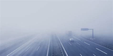 Niebla y neblina en la carretera Unas de las condiciones más