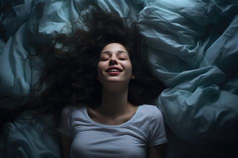 Belle fille nue au lit gémit de plaisir expérience sexuelle orgasme