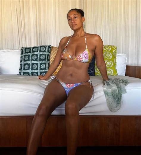 Tracee Ellis Ross Rocks Floral Bikini In Makeup Free Photo I M Sick