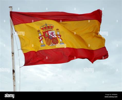Un formato horizontal la imagen de la bandera española en el viento