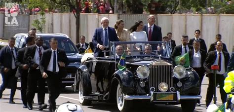 Cerimônia da posse Presidente Lula desfila em carro aberto na