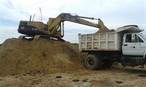 Foto Carga Y Acarro De Material De Cortes De Excavaciones Y