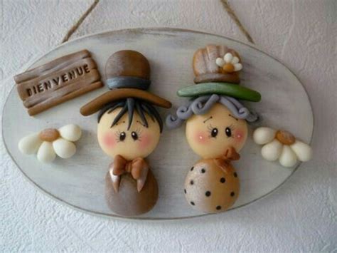 Pin de susy calvo en puerta y luz Porcelana fría Angelito en