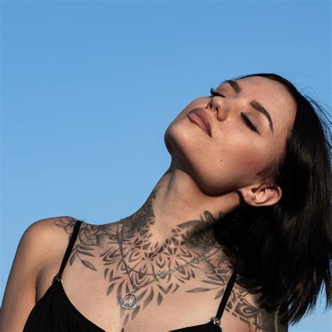 Top Throat Female Neck Tattoo In Cdgdbentre