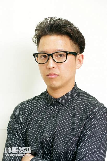 戴眼镜男生发型设计 好看的眼镜男发型图片 发型设计 帅哥发型网
