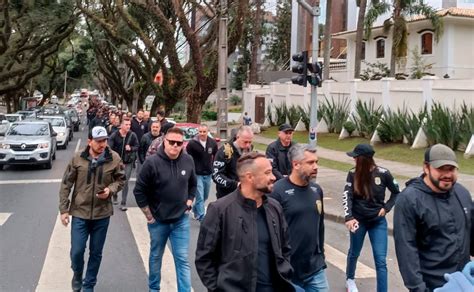Policiais Civis Em Greve Fazem Caminhada Em Curitiba
