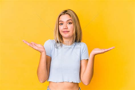 年轻的金发美女caucasian女人在问话姿态中将疑惑和高清图片下载 正版图片504370588 摄图网