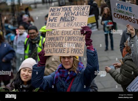 NEW YORK NEW YORK 6 DEZEMBER Eine Person hält ein Schild auf einer