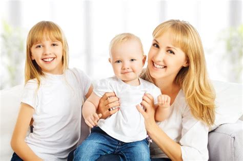 Glückliche Familie Zu Hause Auf Couch Mutter Und Tochter Und Sohn