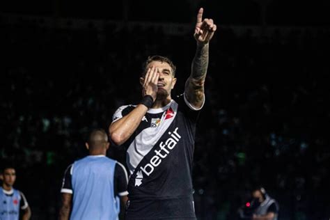 Vegetti se destaca como artilheiro do Vasco e números impressionam