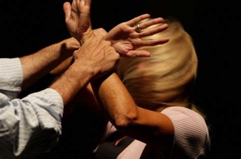 Caltanissetta La Croce Rossa In Aiuto Di Una Donna Vittima Di Violenza