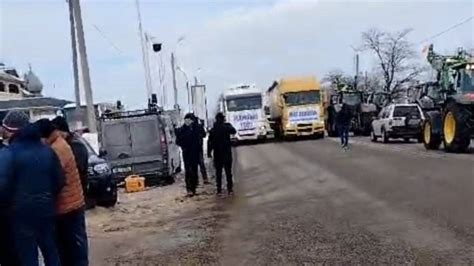 Presa din Ucraina Fermierii români au blocat trecerea camioanelor prin
