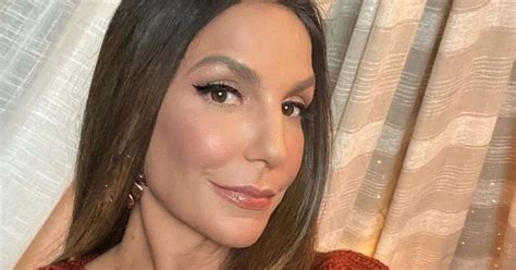 Ivete Sangalo ostenta boa forma ao posar na academia Delícia