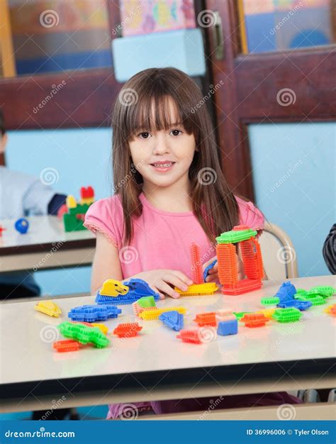 Menina Que Joga Blocos Da Construção No Pré escolar Foto de Stock