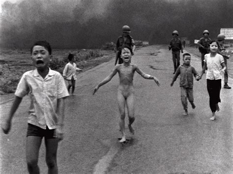 Facebook levantó la censura a la célebre foto de la niña desnuda en la