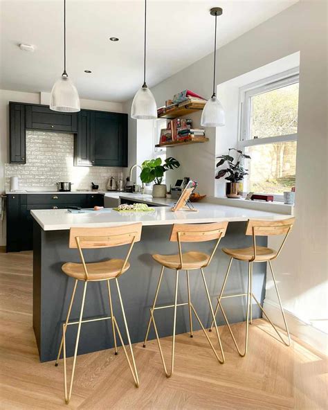 35 Kitchen Peninsula Ideas That Are Pretty And Functional