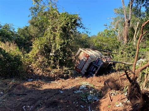 Motorista perde o controle e tomba carreta próximo a pesqueiro