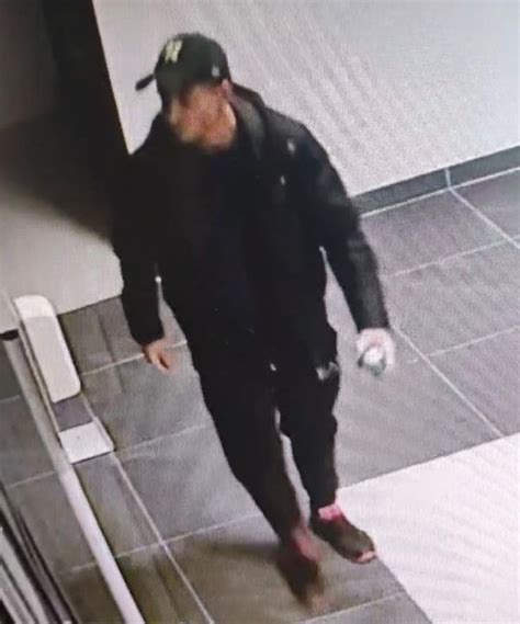 Rozpoznajesz tego mężczyznę Zadzwoń Podejrzewany jest o kradzież