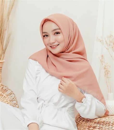 Baju Putih Cocok Dengan Jilbab Warna Apa Simak Pilihan Warna Jilbab