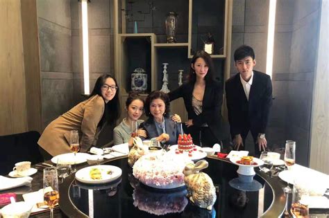 吉娜为婆婆庆生郎朗妈妈穿皮大衣戴皇冠尽显优雅贵气范 吉娜 郎朗 皮大衣 新浪新闻