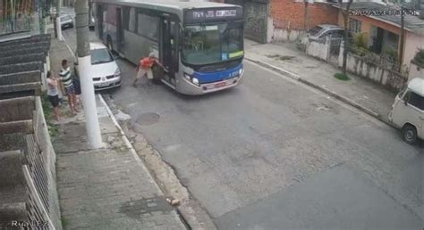 Vídeo Idoso é atropelado por motorista de ônibus após discussão sobre