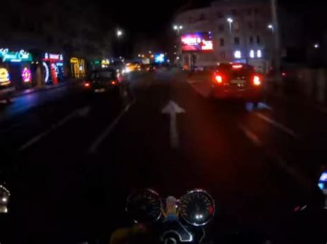 JEZIVA SCENA NA ZELENJAKU Motociklista Pao Oko Njega Jure Ne Staju
