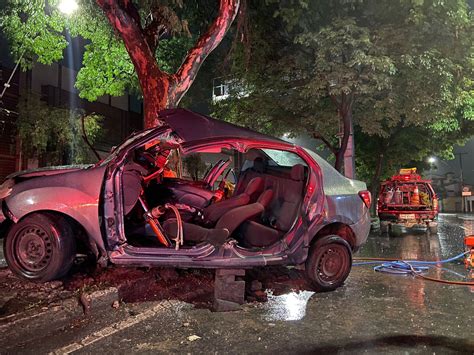 Carro bate em árvore e duas pessoas ficam feridas na Avenida Amazonas