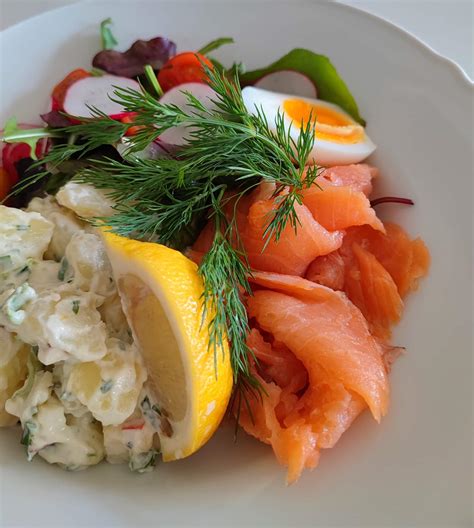 Krämig potatissallad med kallrökt lax Salsta slottskafé och Handjord