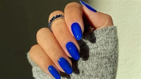 Uñas azul eléctrico tono power para verano Revista KENA México