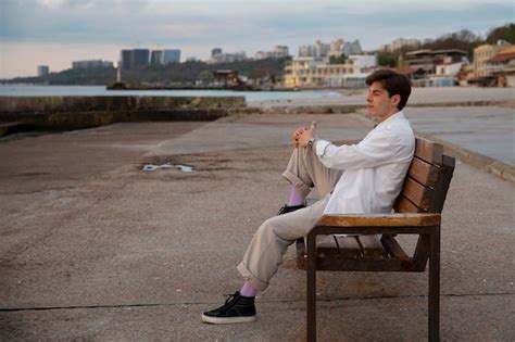 Hombre Contemplativo De Tiro Completo En La Playa Foto Gratis