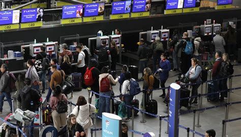 Flujo de pasajeros en el Aeropuerto de Santiago aumentó un 11 durante