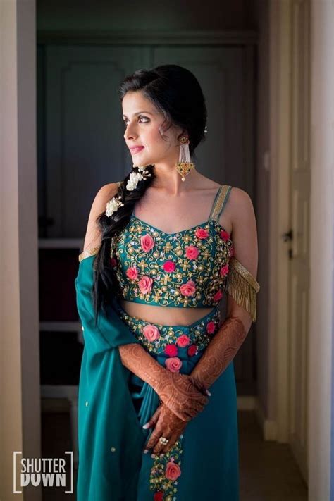 Pin By Akanksha Chaudhary On Women S Fashion Mehendi Outfit Indian