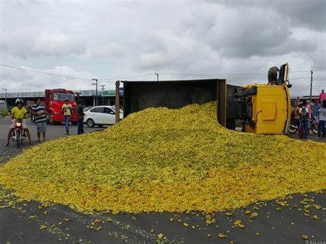G1 Caminhão carregado de cascas de laranja tomba na BR 235 em Sergipe