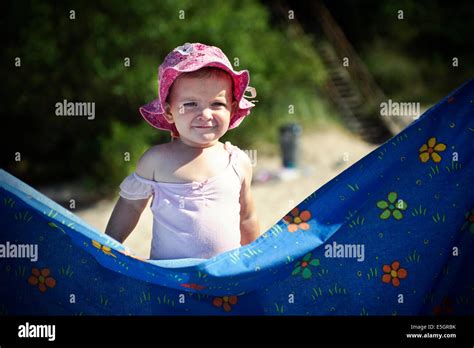 Petite fille à la plage de se cacher derrière un écran couleur Photo