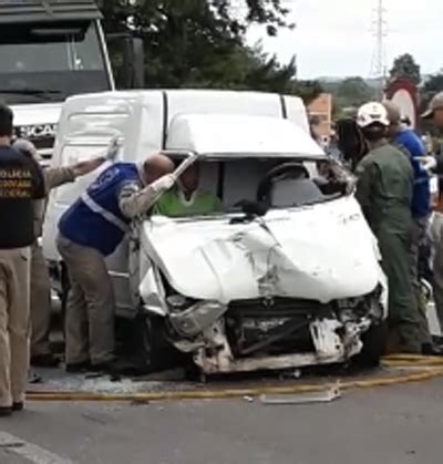 Acidente entre três veículos no Contorno Sul complica trânsito em