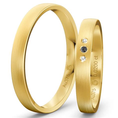 Elegante Gelbgold Eheringe Mit Drei Funkelnden Brillanten