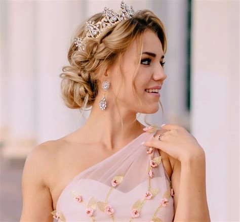 Stylish Hairstyles For Your One Shoulder Dress