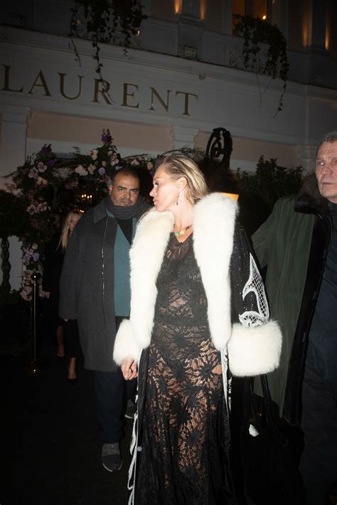 Kate Moss la reina del naked dress celebra su 50 cumpleaños con un