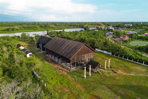 Rumah Adat Dayak Di Kabupaten Ketapang Siti Mustiani