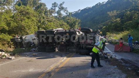 Pipa cargada con gasolina vuelca y daña automóvil